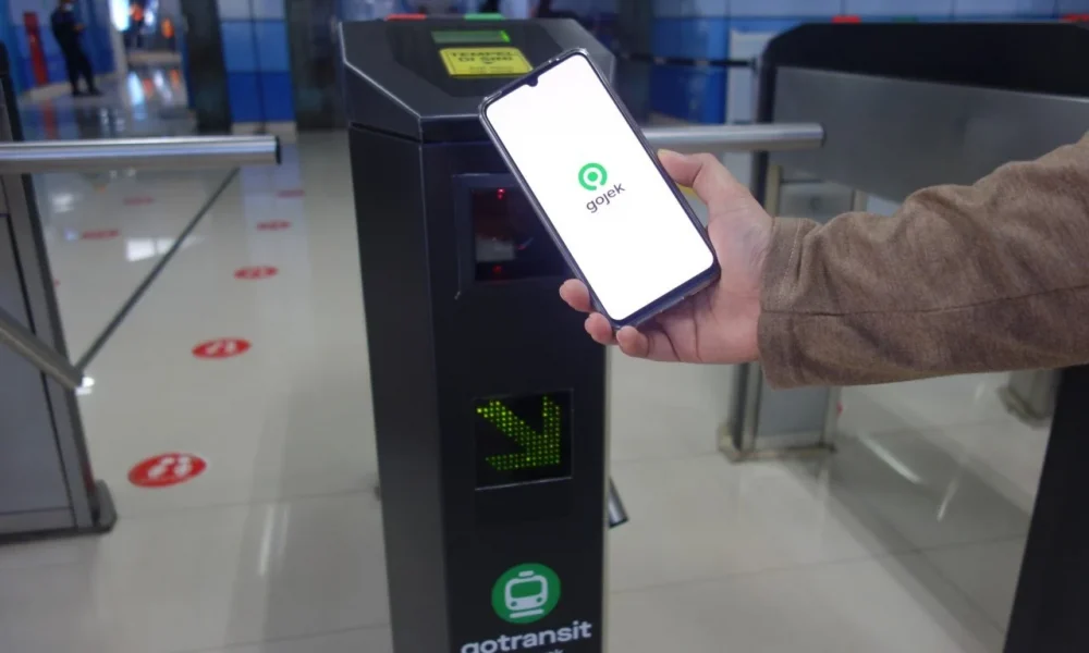 Kini Beli Tiket KRL Bisa Lewat Aplikasi Gojek, Begini Caranya!