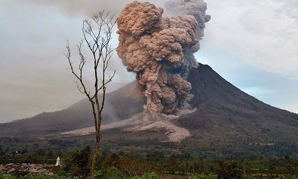 Tiga Gunung Api yang Masih Aktif di Indonesia Meletus Bersamaan pada 9 ...